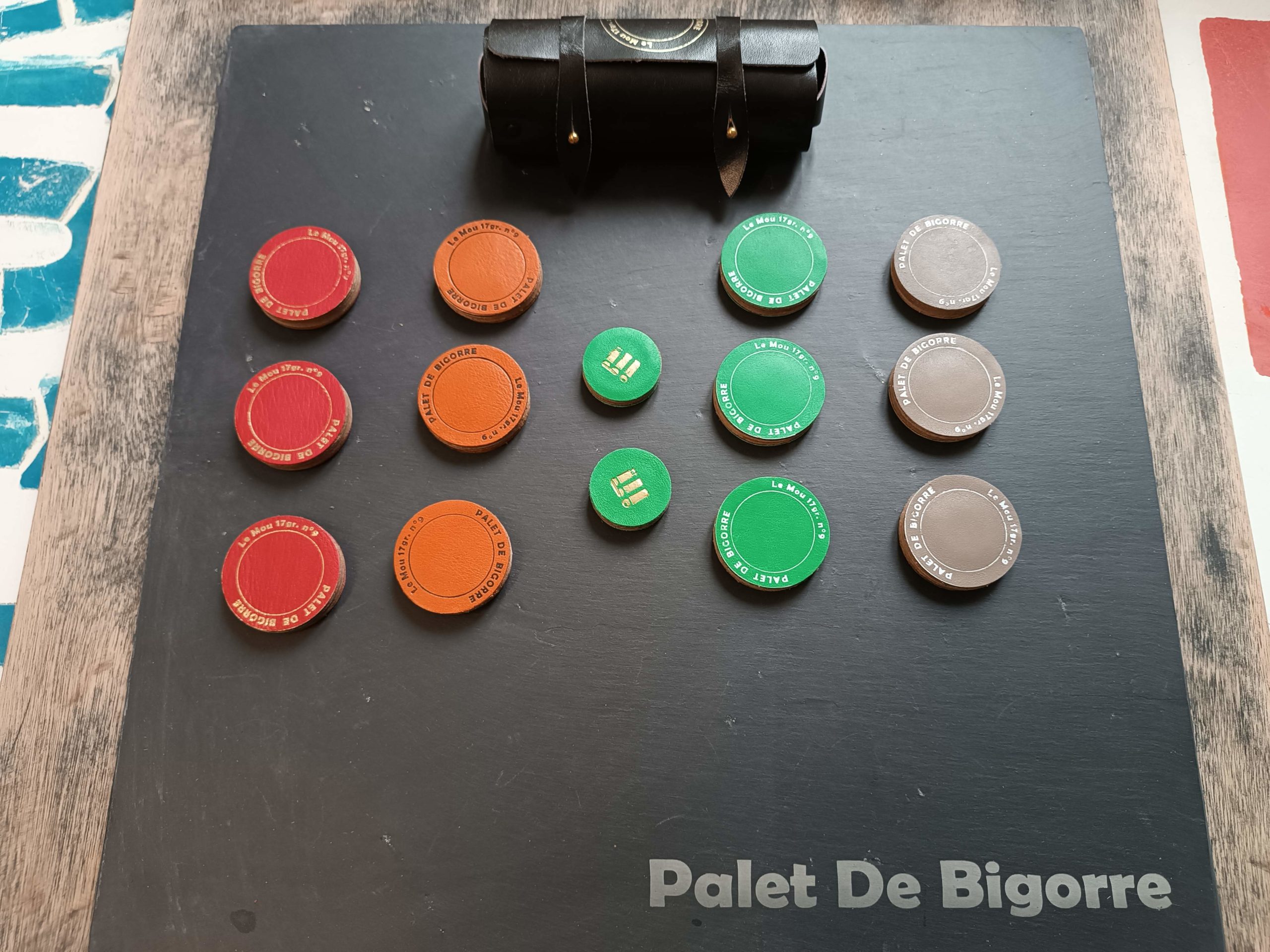 Jeu 12 palets et 2 Maîtres dans étui cuir “le Mou”